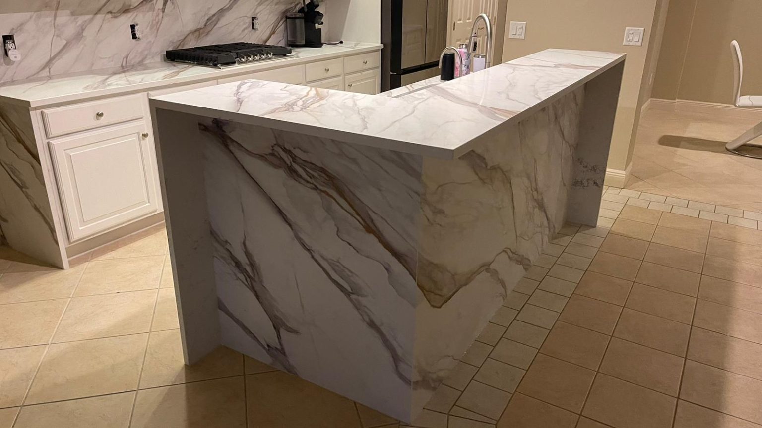Magnifico Quartz Countertops Vein Match Waterfall and Mitre corners ...